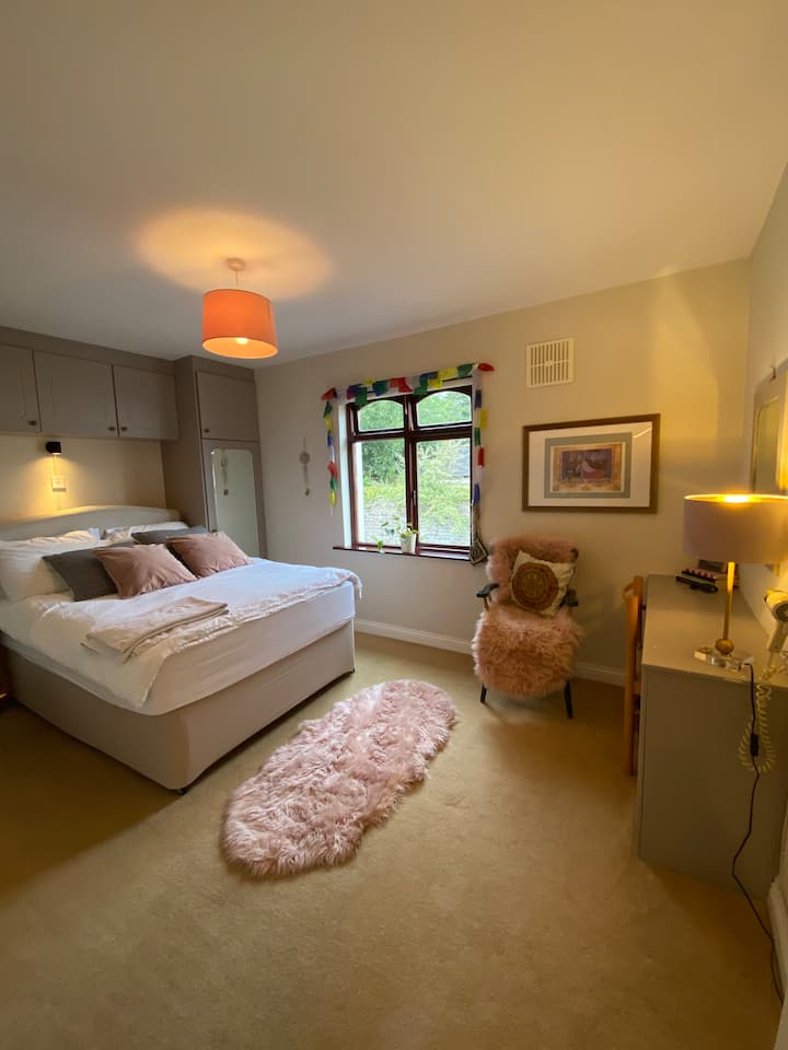 Unique 3 Bed Home By Lake, Golf Course  & Hotel - Naas