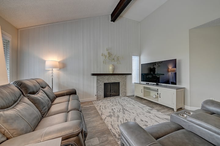 Cozy Family Condo Near Newport Beach, 3br/2b - Costa Mesa, CA