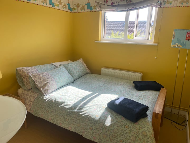 Double Bedroom In Family Home - Steyning