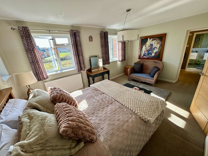 Grand Idyllic Hideaway Home With Hot Tub, Sleeps 8 - Norwich