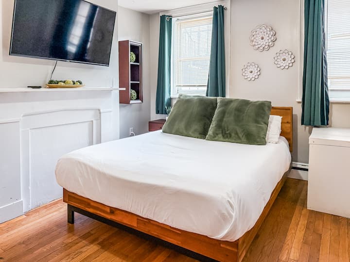 (W2) South End Studio W/kitchen - Boston, MA