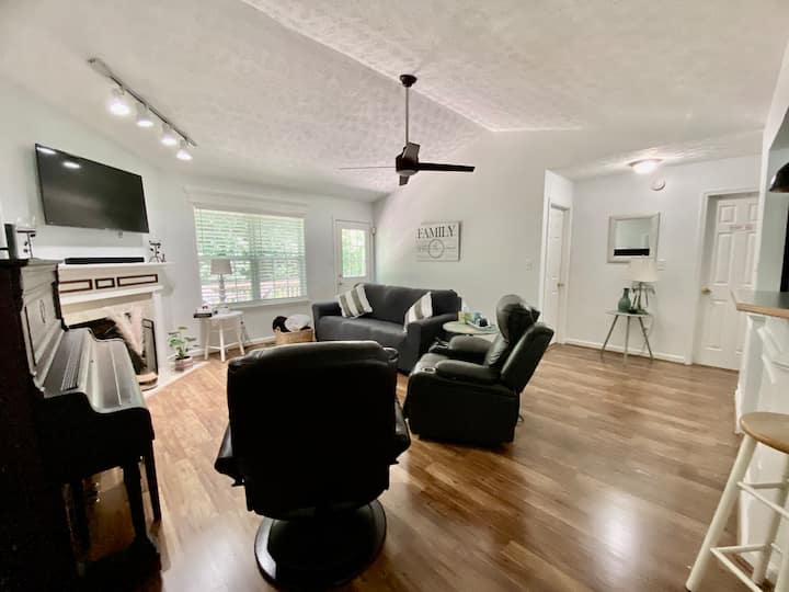 Cozy Home Near Downtown Sugar Hill - Buford, GA
