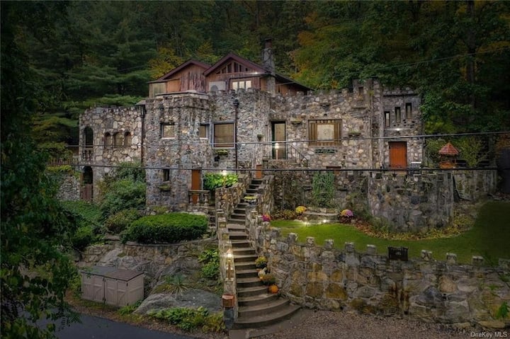 Castle By The Lake (Private Home) - Peekskill, NY