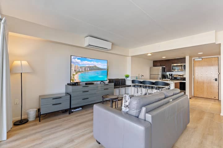 Newly Remodeled 19th "Ilikai" W/free Parking - Honolulu, HI