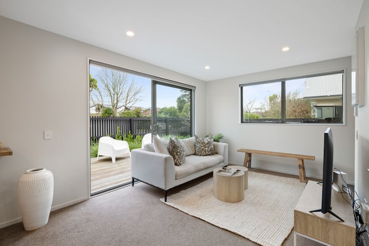 Cozy Town House - Walk To Wolfbrook Arena - Christchurch