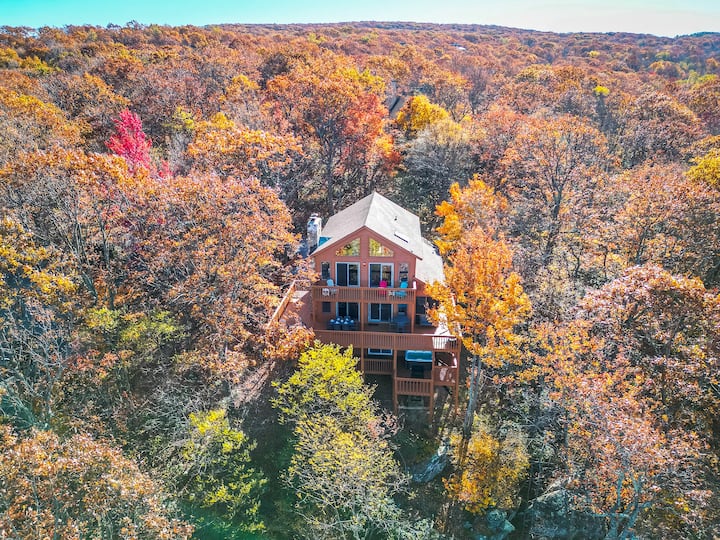 Amazing Views! 3 Decks • Hot Tub • Grill • Arcade - Wintergreen Resort