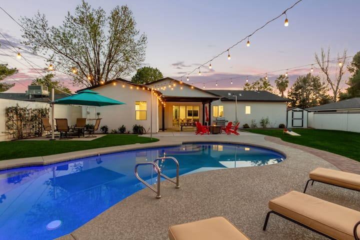 5bd W/ Heated & Chilled Pool, Huge Yard, Sleeps 14 - Phoenix, AZ