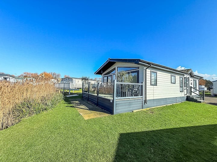 Stunning 6 Berth Lodge With Decking At Manor Park In Hunstanton Ref 23064k - Hunstanton
