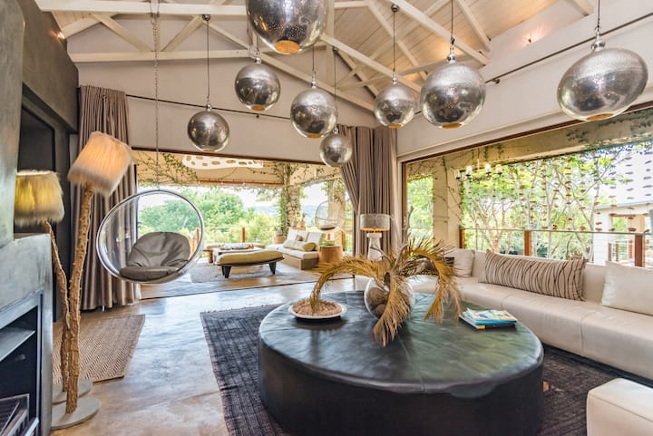 Luxurious Hideaway Villa (4 King Beds) - Lanseria