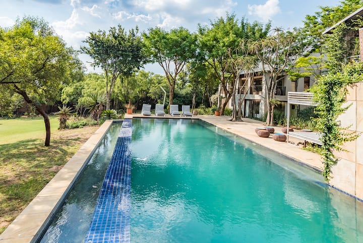 Luxurious Hideaway Villa (4 King Beds) - Midrand