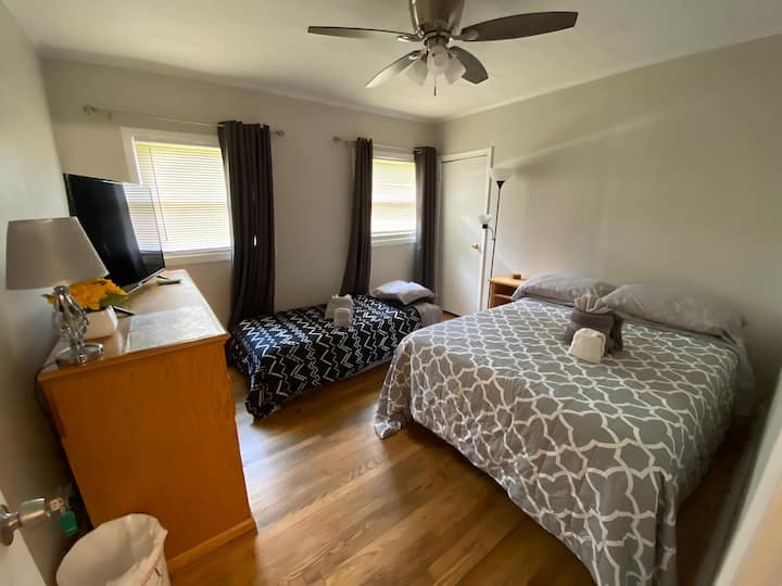 3 Bedroom 1 Ba 6 Bed House Apt Tcnj Wifi W&d - Trenton, NJ
