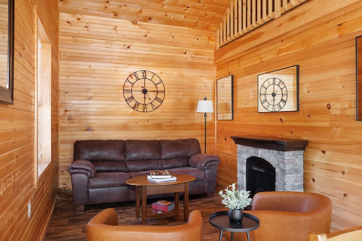 Rosewood Villa: Brand-new 2br Log Retreat - Littleton, NH