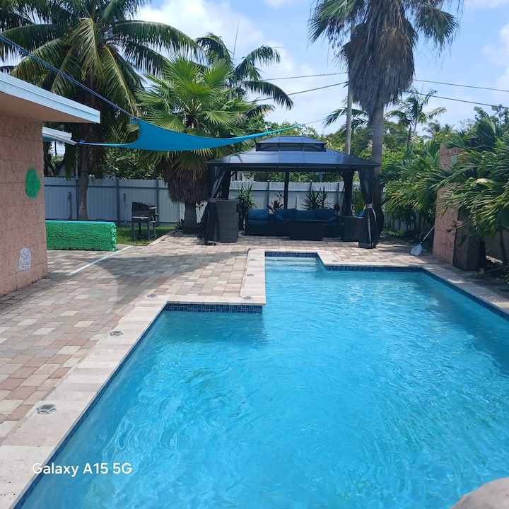 Pool Home With King-size Bed In North Miami - North Miami Beach, FL