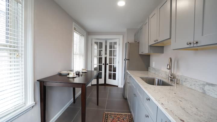 Lofted Apartment In Victorian Walk-up - Baltimore, MD