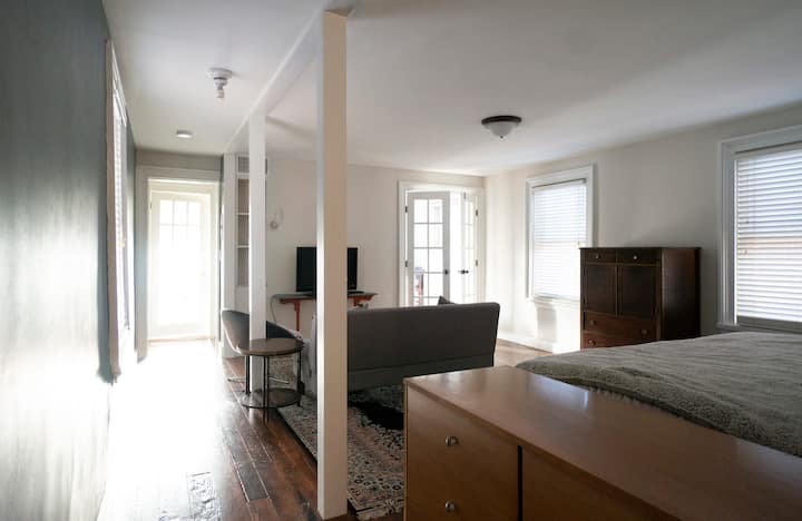 Lofted Apartment In Victorian Walk-up - Baltimore, MD