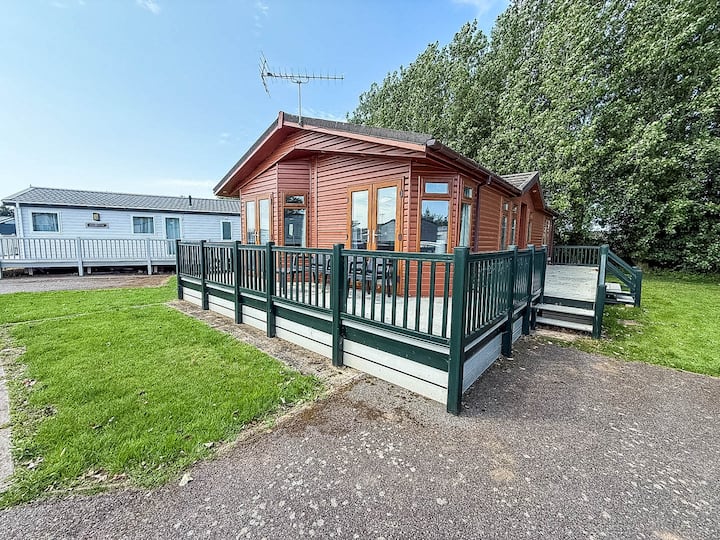 Modern 4 Berth Lodge With Decking At Manor Park In Hunstanton Ref 23024w - Old Hunstanton