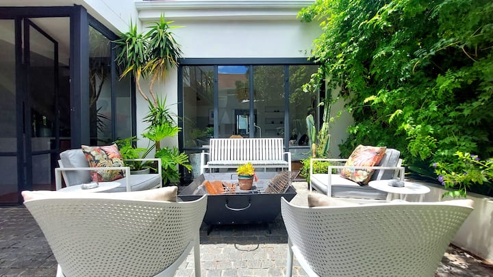 Central Victorian With Stunning Views & Pool - Cape Town