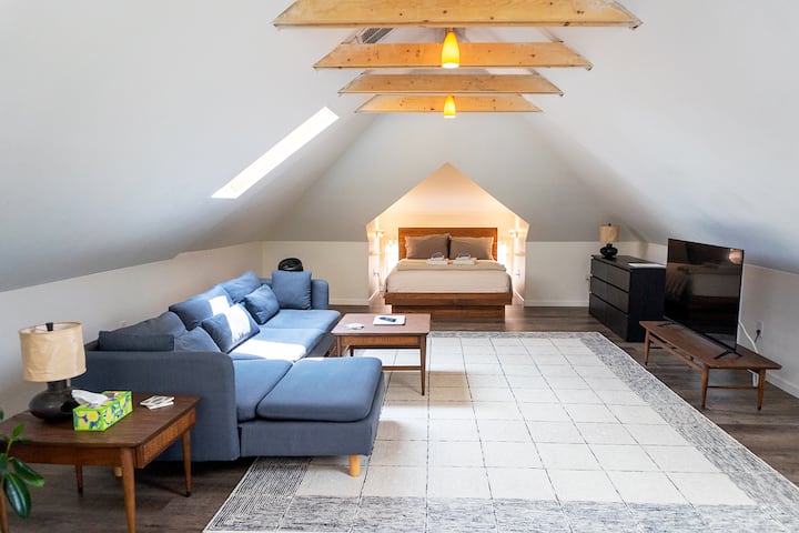 Chic And Cozy Attic Oasis - Detroit