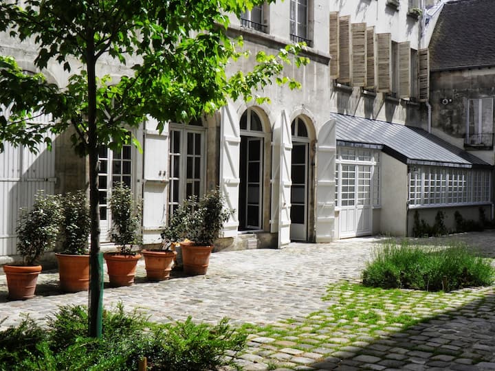 Triplex Rare Dans Cour Privée De Létoile Dor - Paris