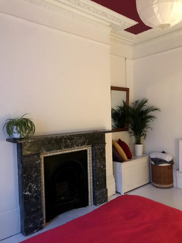 Elegant, Spacious Garden Room - Brighton Marina