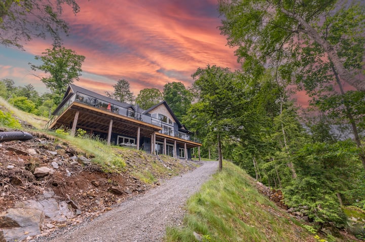 Expansive Skeleton Lake Cottage, Bbq, Watercrafts! - Huntsville