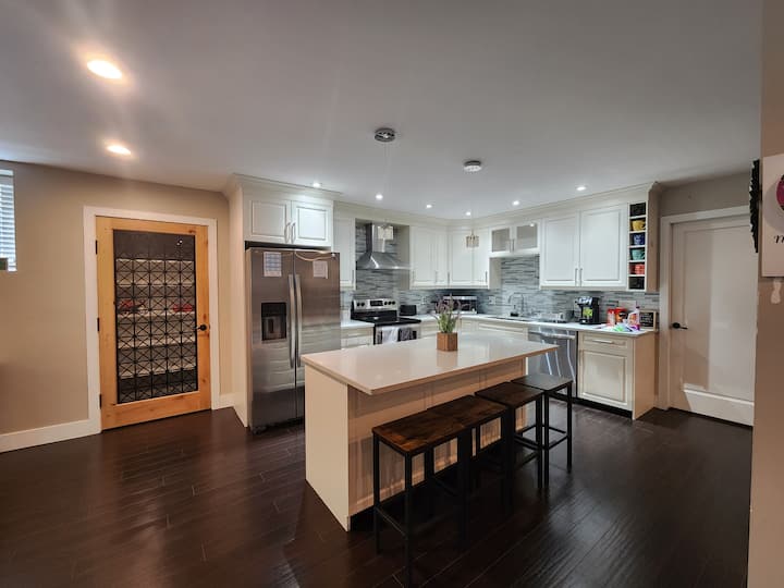 Big & Upscale Suite: Lux. Beds, Patio & Parking - Langley
