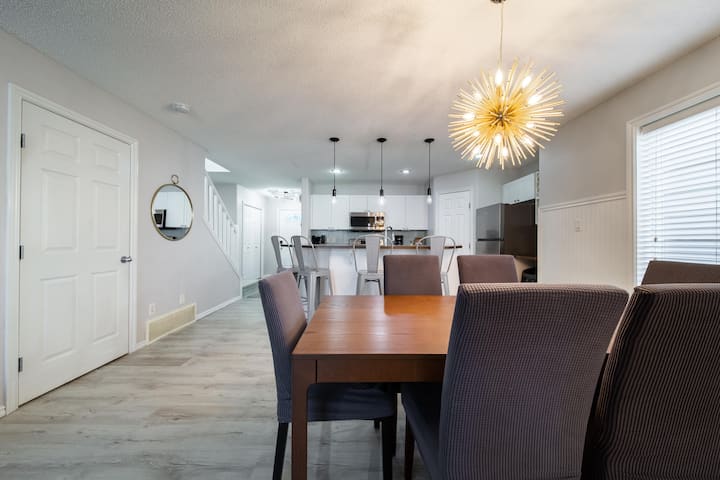 Spacious Lux Escape-arcade-a/c & 5br-midterm Stays - Edmonton