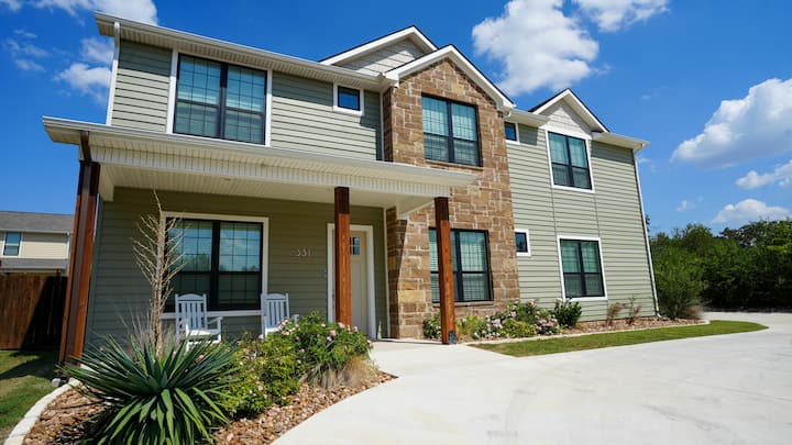 7 Bedroom 7.5 Bathroom Stephenville Villa - Stephenville, TX