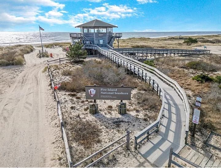 Beach Getaway! Central Location + Private| Laundry - Fire Island, NY