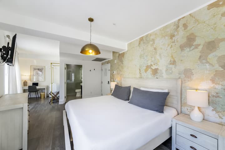 At Mine | King Suite South Beach With Parking - Miami Beach, FL