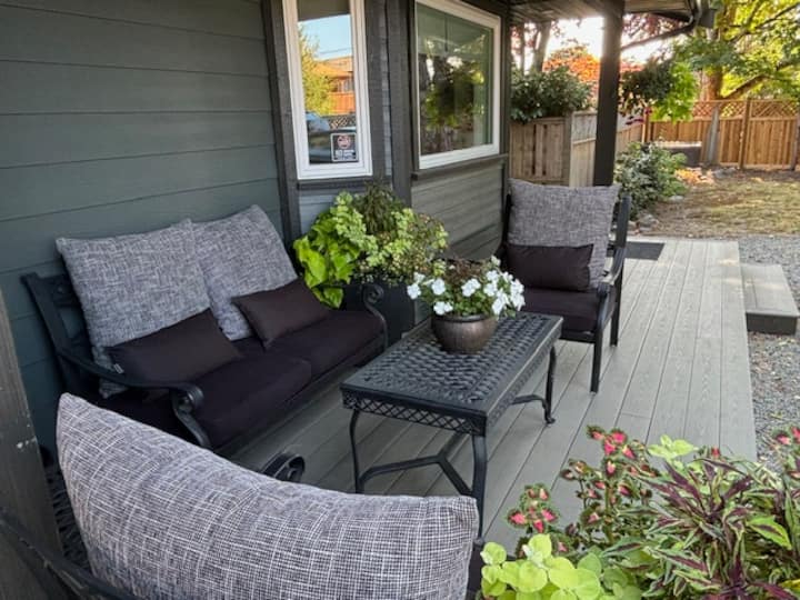 1 Bedroom Suite W/1 Breakfast Included - Sidney