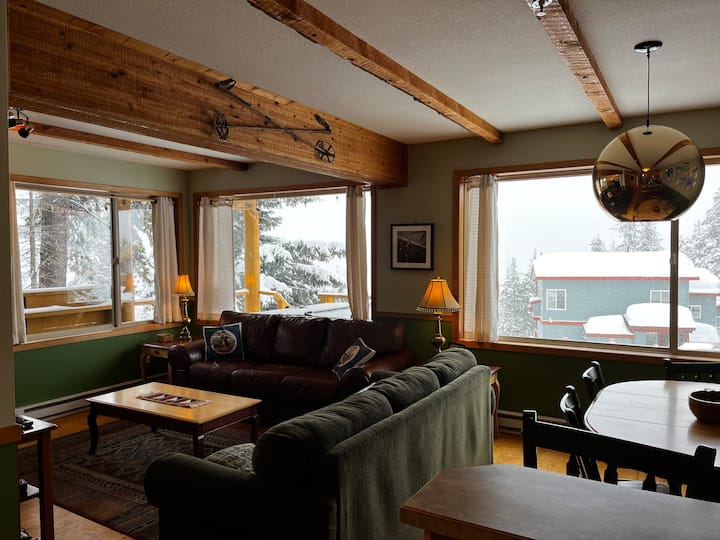 The Bear's Den Chalet W/private Hot Tub+ski In/out - Big White Ski Resort, BC