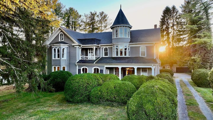 Cozy En Suite In Historic Hollerwood House - Lewisburg, WV