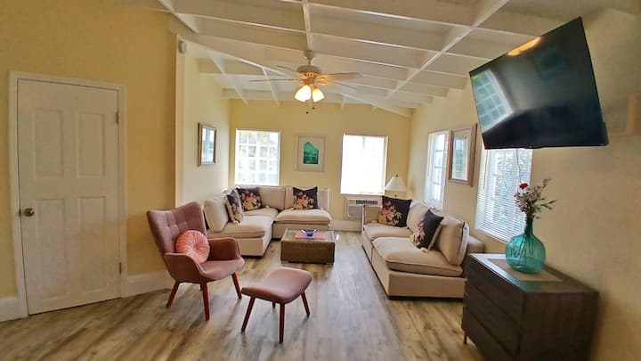 Flirty Flamingos - 2 Bedroom 2 Bath Apartment - Turks and Caicos Islands