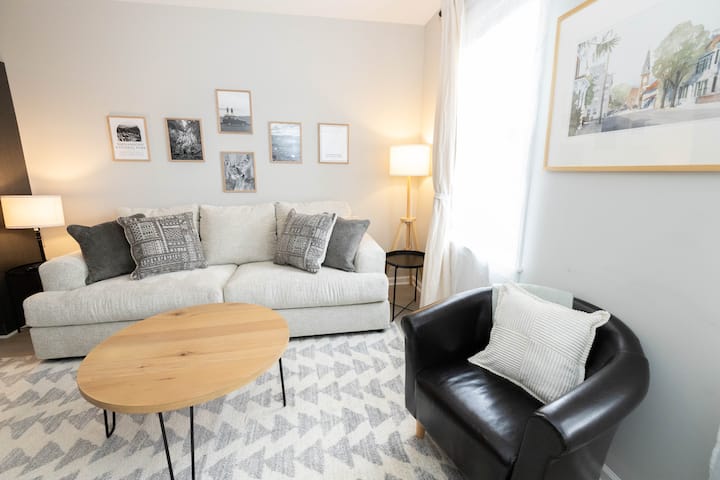 Cameron Corner: King Bed & Office Downtown - Virginia