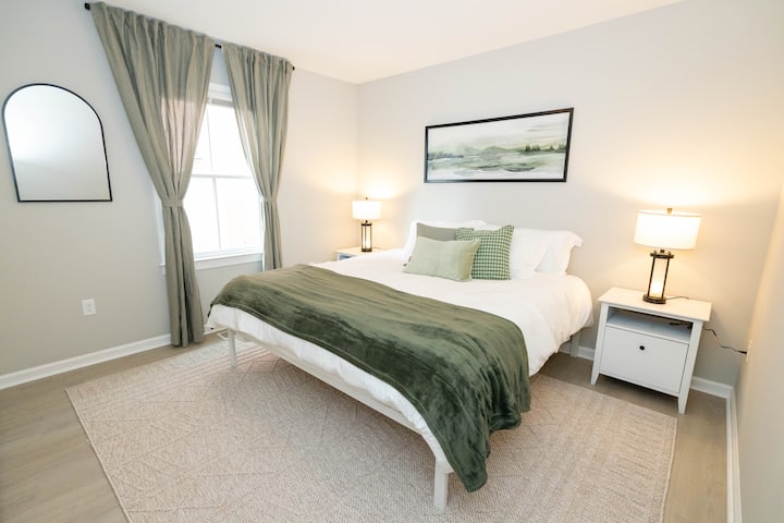Cameron Corner: King Bed & Office Downtown - Virginia