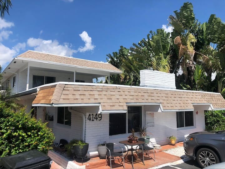 Steps To The Beach / 1 Bedroom - Lauderdale-by-the-Sea, FL
