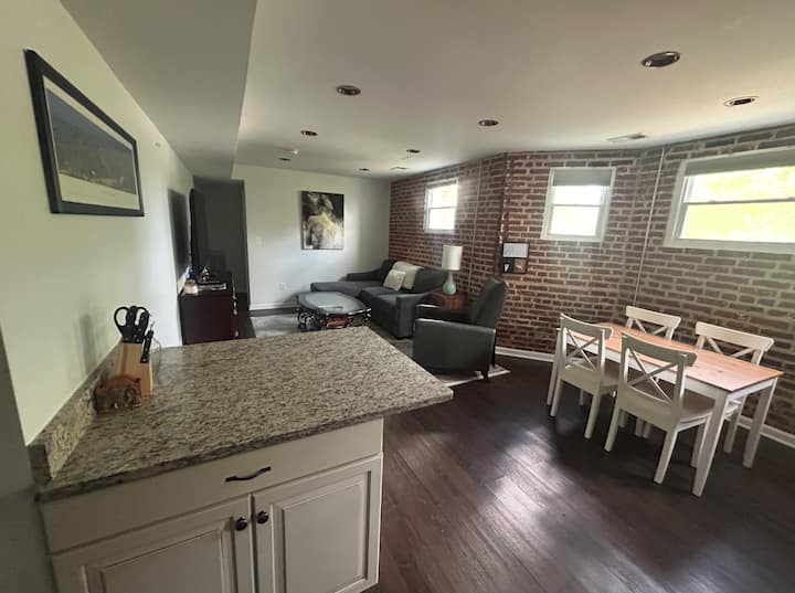 Cozy English Basement Apartment - Chinatown, DC