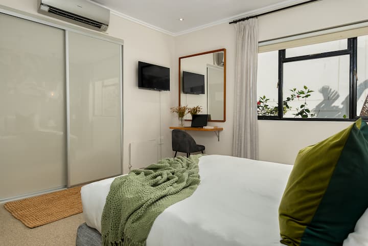 Couples' Hide Away Greenpoint -Close To Waterfront - Camps Bay