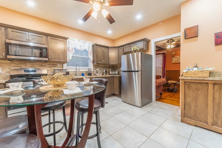 Spacious Renovated 3 Bedroom Near Yale - New Haven
