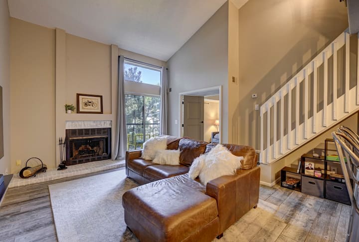 Cozy Getaway! Brick Fireplace Near Ski & Denver! - Lakewood, CO