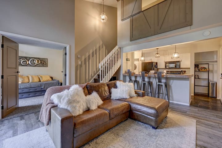 Snowy Getaway! Cozy Fireplace, Near Ski & Denver! - Littleton, CO