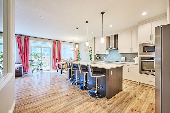 Modern Home 7br|5ba|2kit – Near Airport & Banff - Calgary