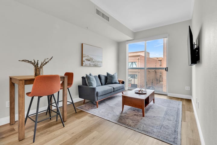 Gaslamp Central! Free Parking, Gym, Jacuzzi, Wifi - San Diego, CA