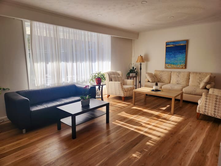 Luxurious 3 Bedroom Detached House + Free Parking - Toronto, ON