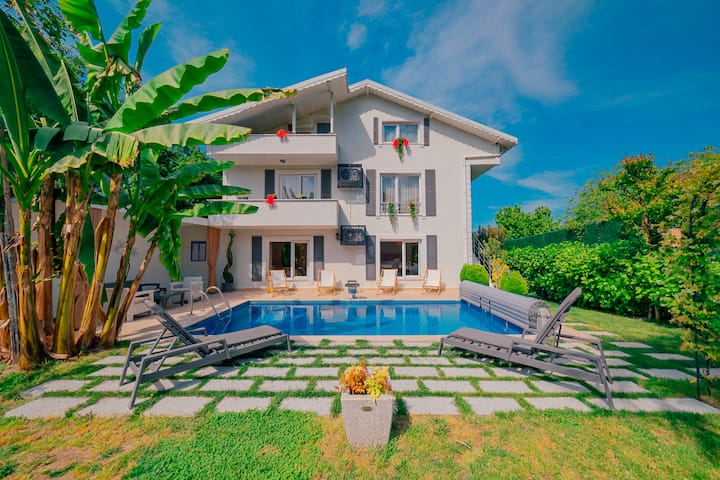 Villa Atlas, 16 Kişilik, Müstakil,korunaklı, Havuz - Sapanca