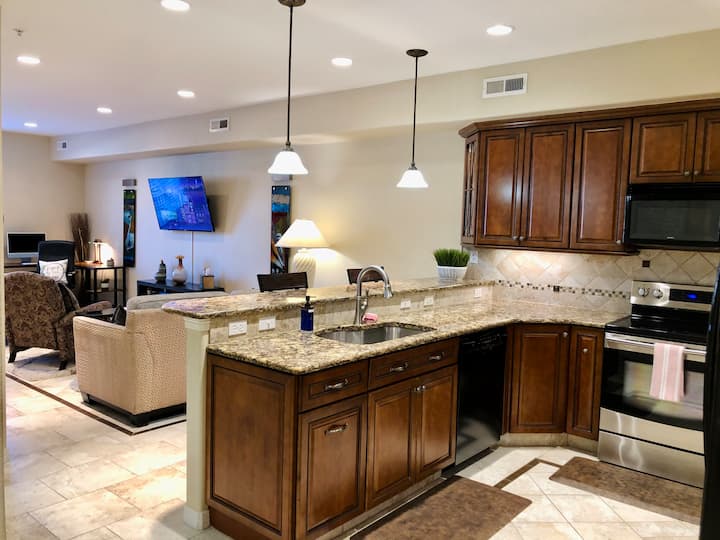 Lux Downtown Suite | 2br + Office | Walk To Dining - Colorado Springs, CO