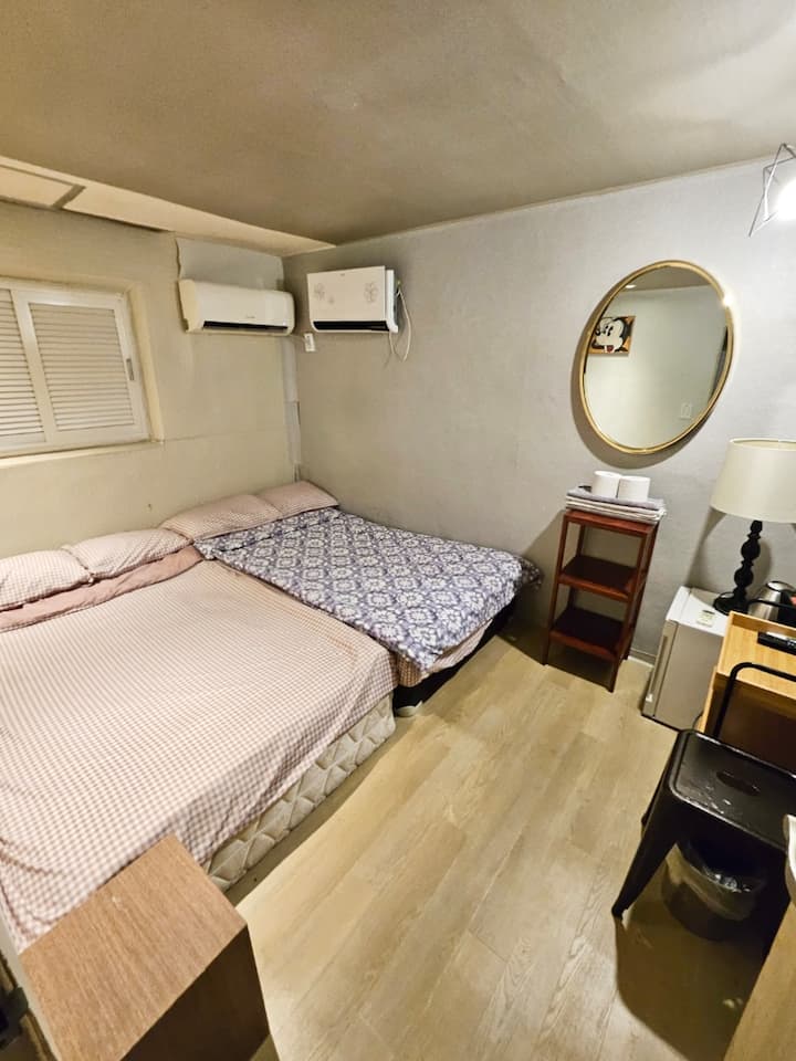 Twin Beds) Myeongdong Budget Hotel - Seoul