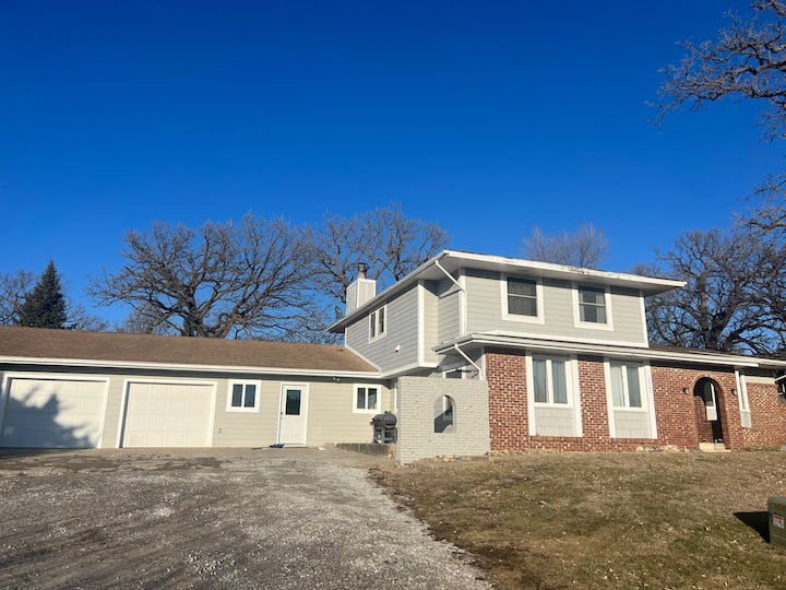 Huge 8+ Br 4 Bath Home -Gorgeous 100k Remodel 2024 - Ankeny, IA