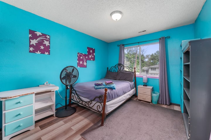 Simple, Private Bedroom. - Lawrence, KS